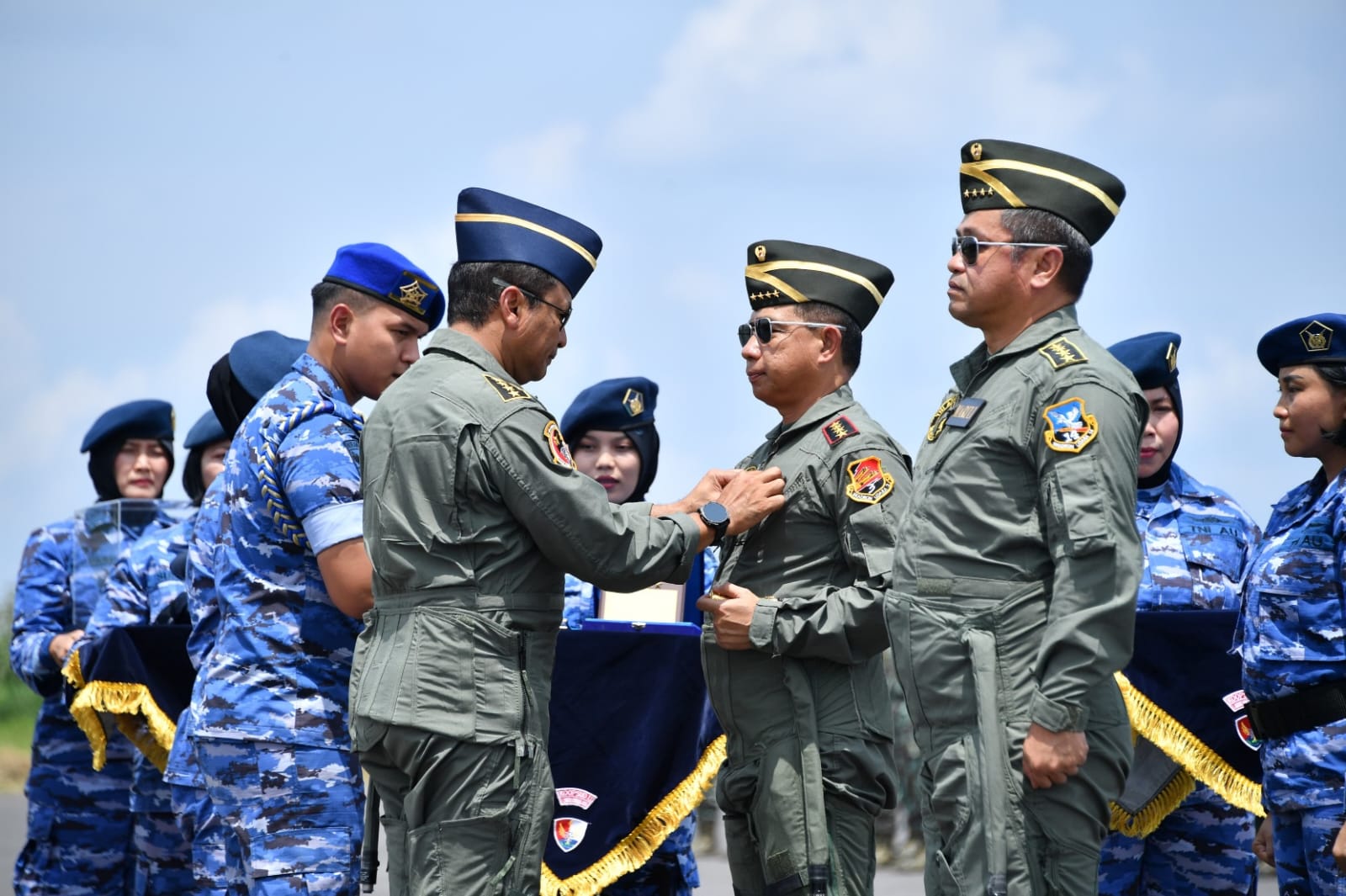Panglima TNI dan Kasad Terima Wing Kehormatan Penerbang Kelas I TNI ...